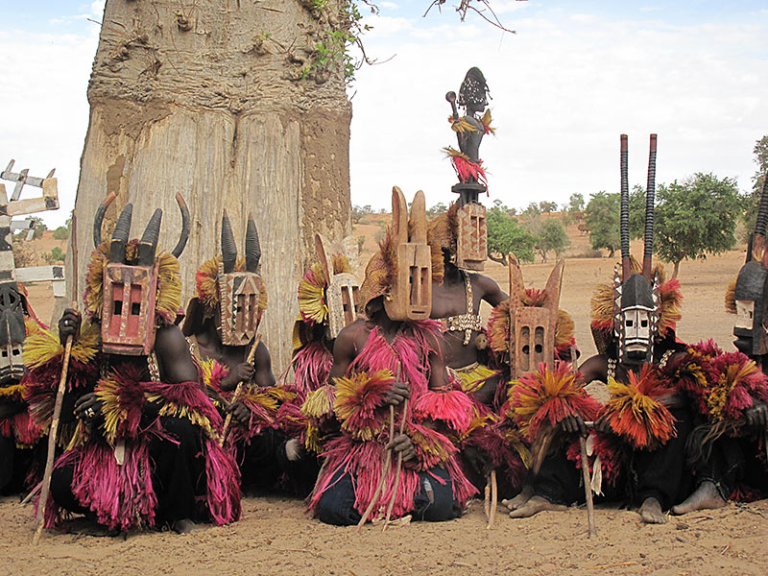 dogons: Os Guardiões dos Saberes Ancestrais - Viajar Sozinho